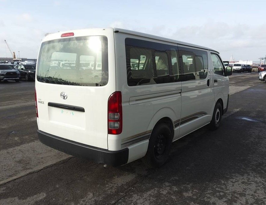 Toyota Hiace STANDARD ROOF 2.5L Diesel Manual Minibus and bus Latin ...